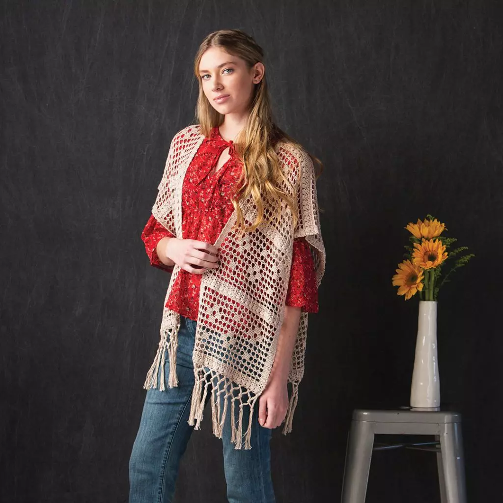 mukadzi akamira akapfeka hembe tsvuku ane lacy shawl sikavha The Floral Filet Ruana by Kristin Lynn