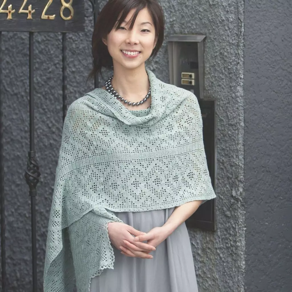 wanita mengenakan filet crochet diamond sage crochet wrap