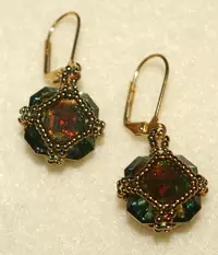 Tus Captured Crystal Cube tsej qauv tuaj yeem pom nyob rau hauv Dawb Tsim thiab Cov Lus Qhia rau Handmade Beaded Earrings eBook.