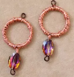 Cov Hlau qhwv Crystal Earrings los ntawm Jennifer VanBenschoten yog ib qho kev lom zem beaded tsej qauv uas tuaj yeem pom nyob rau hauv peb dawb Yuav Ua Li Cas Earrings eBook.