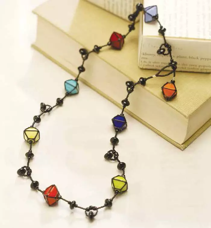 Apprenez à faire un collier avec des perles de verre en utilisant la technique du perlage à la ficelle.