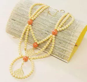 Créez un look très artistique avec ce projet d'enfilage de perles à plusieurs brins.