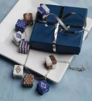 Ang Gift Box Necklace usa ka pattern sa beading necklace nga makita sa among libre nga Beading Patterns for Seed Beads eBook.