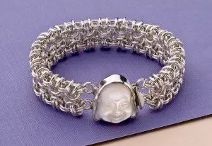 Ten darmowy projekt bransoletki łańcuszkowej jest idealnym projektem, aby wypróbować nowe umiejętności tworzenia biżuterii.