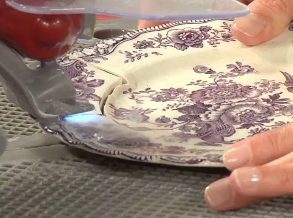 porceliano gabalėlio sulaužymas ar nupjovimas nuo lėkštės