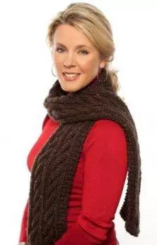 Knit chunky cables scarf free pattern gikan sa Premier Yarns.