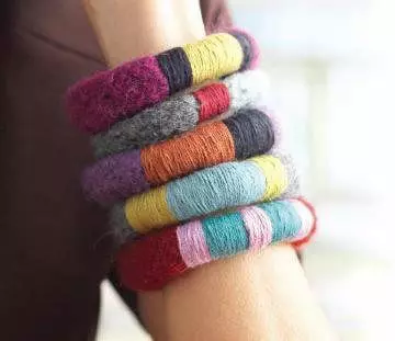 Kung nangita ka alang sa mga ideya sa pag-knitted nga regalo, nan MAHIMONG ka sa libro sa pag-knitting, Gifted: Nindot nga Gagmay nga mga Butang nga Mag-knit ug Maggansilyo!