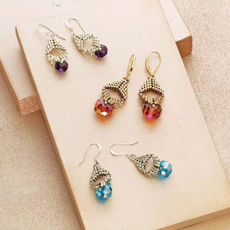 بیڈ ورک، اکتوبر/نومبر 2016 سے Robijo Burzynski کی ہیرنگ بون سٹائیچ Briolette Bauble Earrings، صرف چمک کے ساتھ خوبصورت ہیں۔