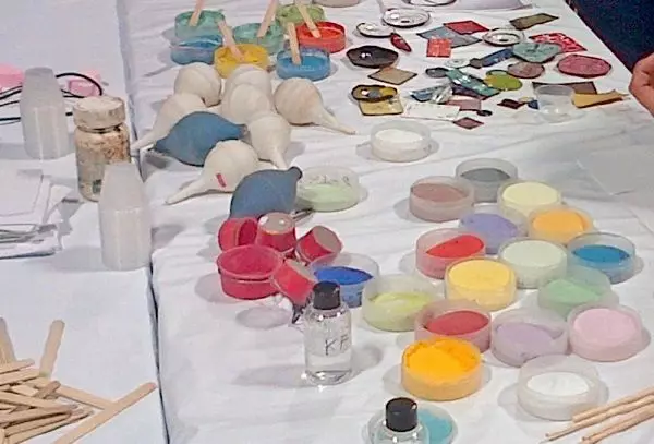 Savjeti za emajliranje nakita: alternativa protiv emajla, tekući emajli, miješanje boja, jednostavno prosijavanje i više