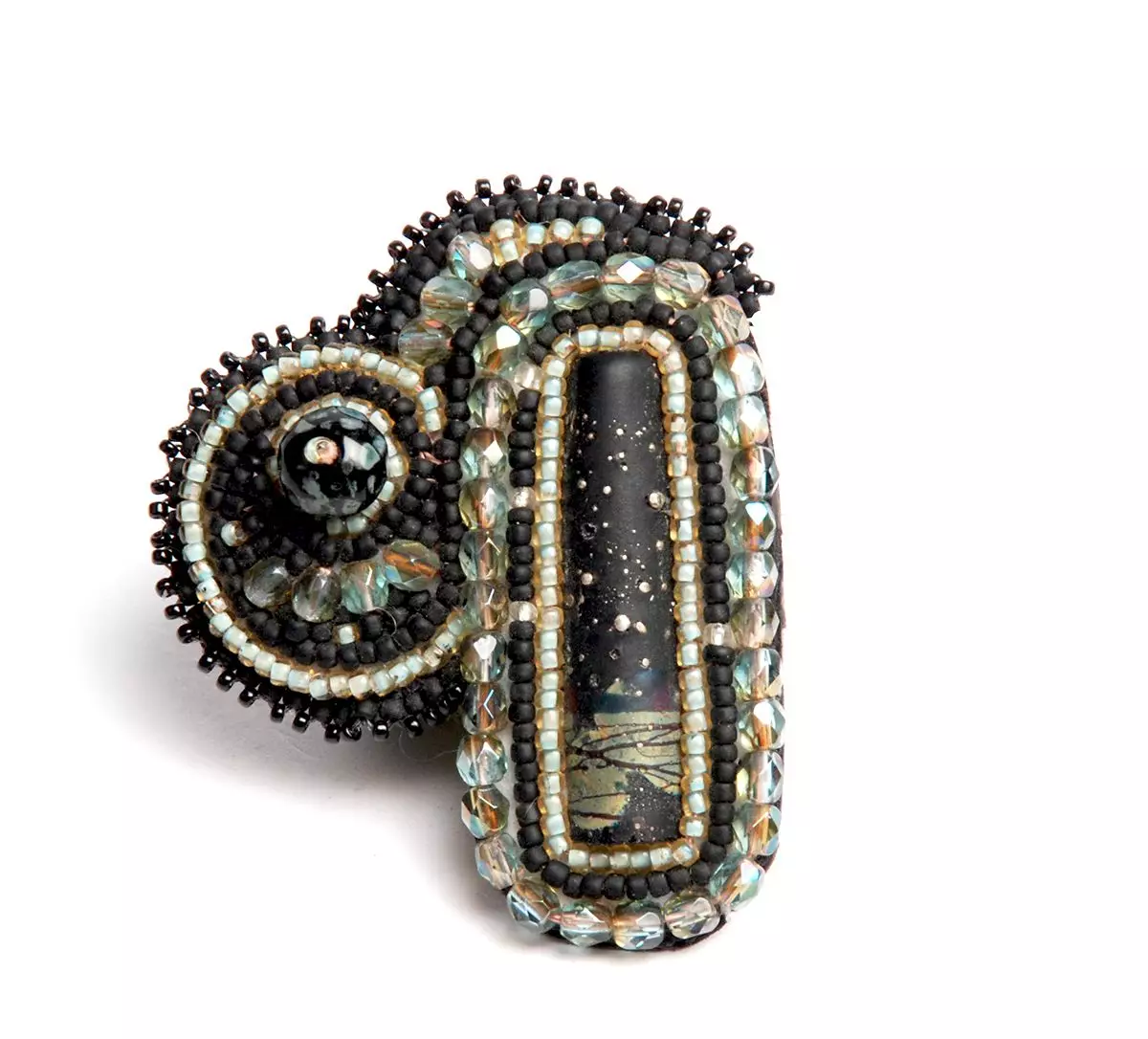 Ang disenyo sa bead embroidery ni Tammy Honaman; glass bead focal ni John Winter. Pendant/brooch