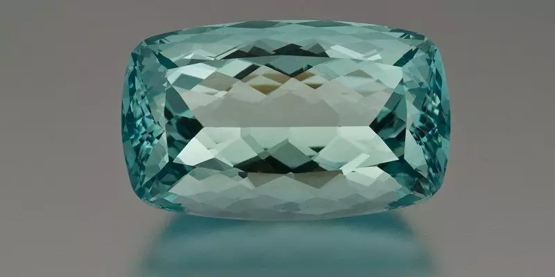 ይህ ባለ 33.58 ካራት ትራስ የተቆረጠ aquamarine ብዙ የአኳ ወዳጆች በትንሹ አረንጓዴ ቀለም ያለው ቀረጻን ለጌም ሰማያዊ ውድ አድርገው እንደሚመለከቱት የሚያሳይ ጥሩ ምሳሌ ነው። የጠራ ባህር ውስጥ በፀሐይ ብርሃን የተሞላ ጥልቀት የሌለው ቀለም ነው. ፎቶ ሚያ ዲክሰን፣ በፓላ ኢንተርናሽናል ጨዋነት።