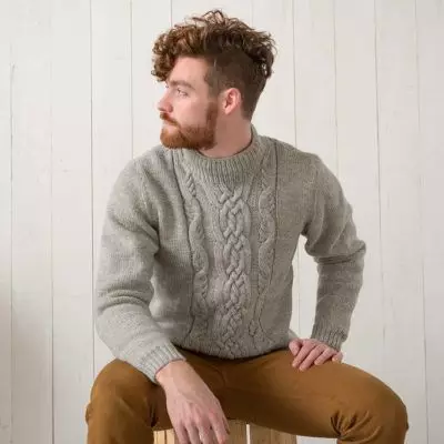 Модел на седмицата: Пуловер с пясъчен деколте