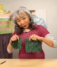 Doris Chan mostrando xerseis de ganchillo sen costuras de arriba abaixo