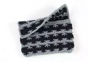 Léiert wéi een e Portemonnaie an dësem GRATIS Guide mat der Crochet Spike Stitch häkelt.