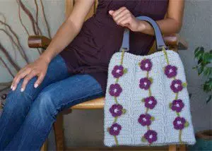 D'Blummen a Vines Bag ass e Krochet Kabelstitch Muster fonnt an eisem gratis Crochet Cable Stitch Guide eBook.