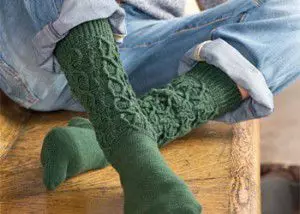 Is patrún greamaithe cábla é an Hiking Socks le Kim Kotary atá le fáil inár r-leabhar Treorach Stitch Cábla Cróise saor in aisce.