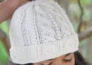 De Stone Path Hat ass e Kabelstitch Hut Muster fonnt an eisem gratis Crochet Cable Stitch Guide eBook.