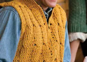 The Big Thompson Vest በእኛ ነፃ የ Crochet Cable Stitch Guide eBook ውስጥ የሚገኝ የኬብል ስፌት ቬስት ንድፍ ነው።