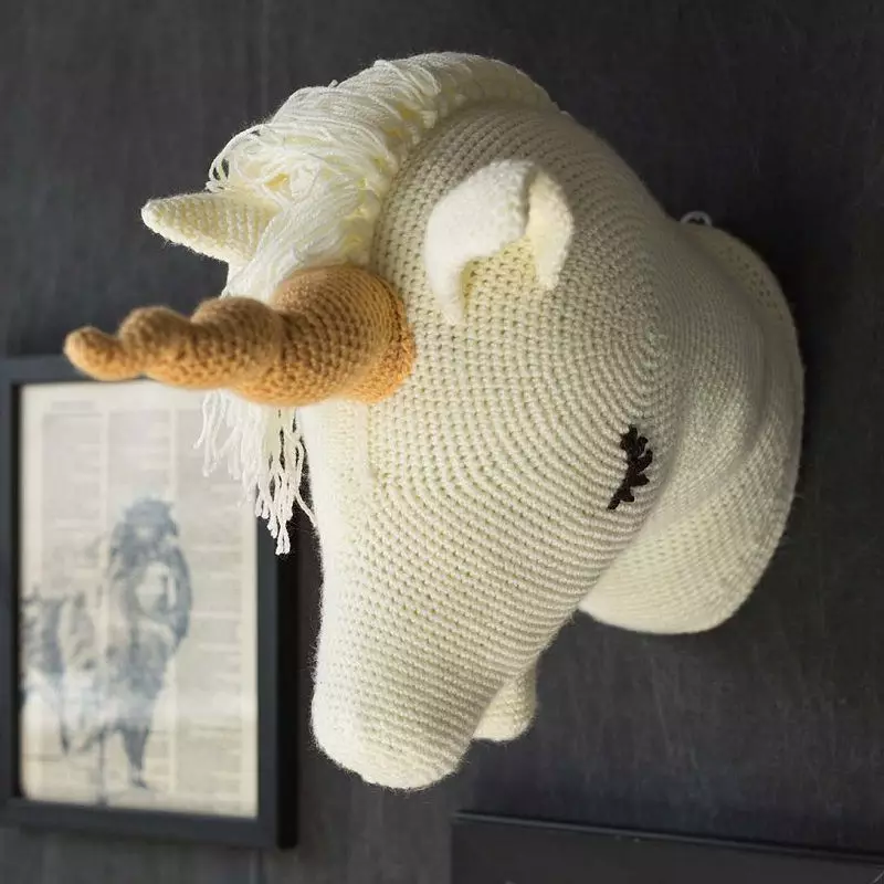 The crochet Unicorn Wall Decor ke morero o makatsang oa ho khantša kamore efe kapa efe.