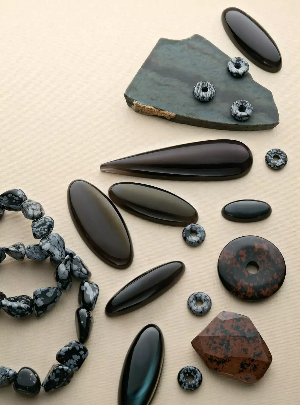 Obsidian قارا رەڭدىن كۆپ. بۇ يەردە ، تاللاشتا قار ئۇچقۇسى ، شېن ، ھەسەن-ھۈسەن ۋە ھەيۋەتلىك ئوبراز قاتارلىقلار بار. بوب رۇش تەرىپىدىن كېسىلگەن تاشلار. «Lapidary» ژۇرنىلى ئۈنچە-مەرۋايىت سەنئەتكارىنىڭ 2010-يىلى 7-ئايدىكى سانىدا كۆرسىتىلگەندەك. سۈرەتنى جىم لاۋسون تارتقان.