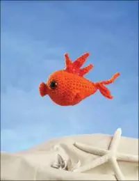 Pucker the Goldfish de MK Lee é um ótimo padrão de crochê amigurumi encontrado em nosso e-book gratuito de 11 padrões de crochê.