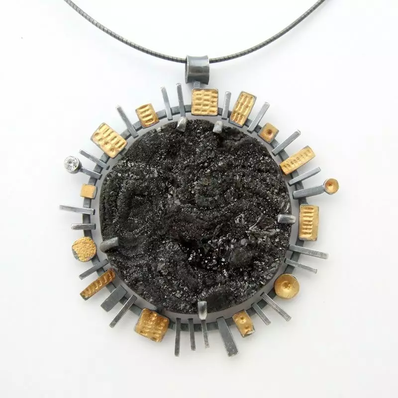 Midnight Druzy Pendant û sêwiranên gerdan ji hêla hunermendê zêrkeriyê Lesley McKeown ve