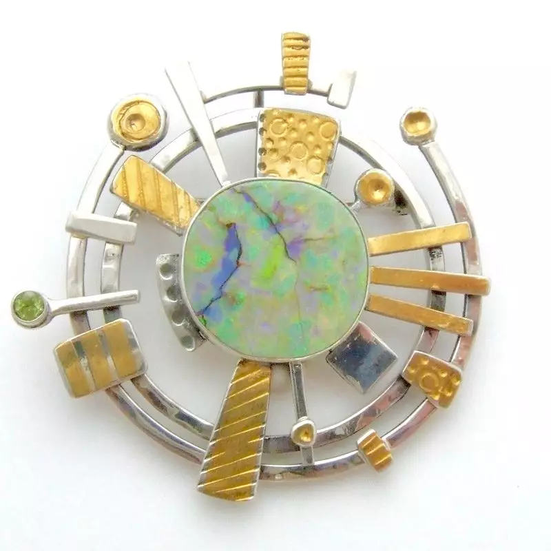 Dizaynên Opal û Peridot Brooch ji hêla hunermendê zêrkeriyê Lesley McKeown ve hatî çêkirin