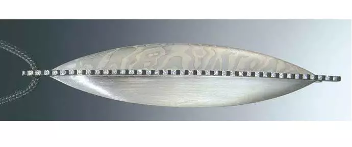 Steve Midgett-en Shield Series pin/zintzilikario honek platinoa, shakudoa, paladioa eta zilarra erabiltzen ditu diamanteekin, itxura zurbila eta ahula izateko.