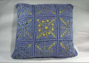 藍天和陽光枕頭是一種鉤針編織枕頭圖案，可在我們的免費鉤針編織家居裝飾圖案電子書中找到。