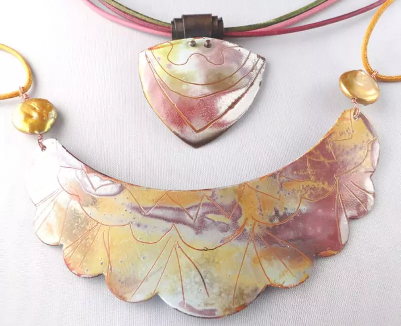 Geëmailleerde Monet's Garden ketting door juwelier Debora Mauser