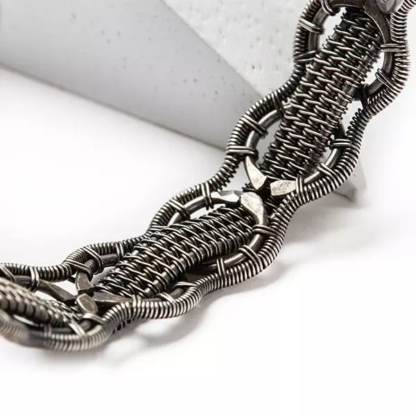 draadsieraden: Interlace Bracelet van Sarah Thompson van Woven in Wire