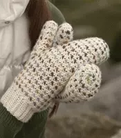 Ithute ho ikamahanya le ho korotla ka li-Thrummed mittens tse fumanehang bukeng ea rona ea MAHALA ea crochet mittens ebook.