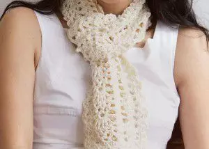 Sweet Lorraine Lace Scarf er et vakkert mønsterskjerf som finnes i den gratis e-boken med 10 gratis heklede skjerfmønstre.