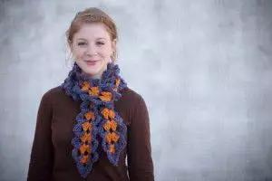 The Conch Scarf af Jodi Witt er et hæklet begyndermønster, der kan findes i e-bogen 10 Free Crochet Scarf Patterns.