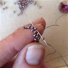 Stitch Pro: biselando um chaton de cristal com trama de ângulo reto e ponto peiote tubular 11880_5