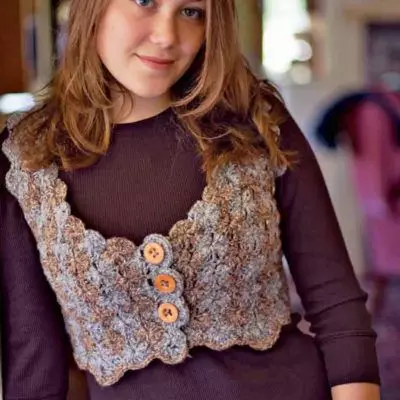 Desain Wendy's Waistcoat dening Katie Himmelberg bisa ditemokake ing eBook top crochet gratis.