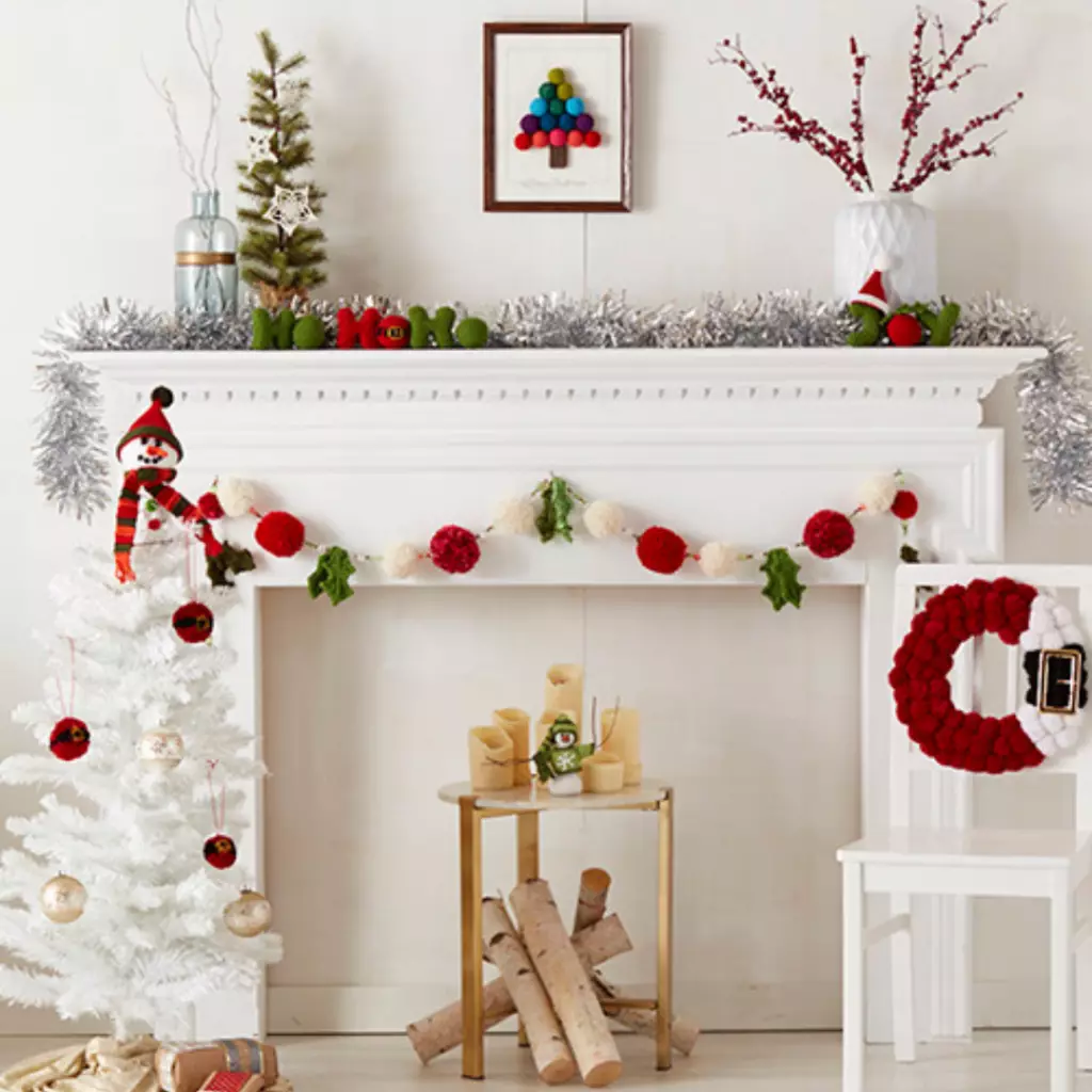 Pom pom, um toque de verde e contas e bugigangas brilhantes! O Holly and Berry Garland é o complemento perfeito para a decoração das suas férias.