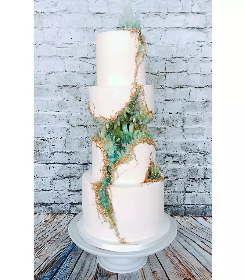 To ciasto kołysze: tort weselny z kryształu górskiego dla miłośników rockhoundów i klejnotów