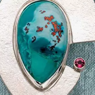 smykkedesign i opalisert tre av Lexi Erickson