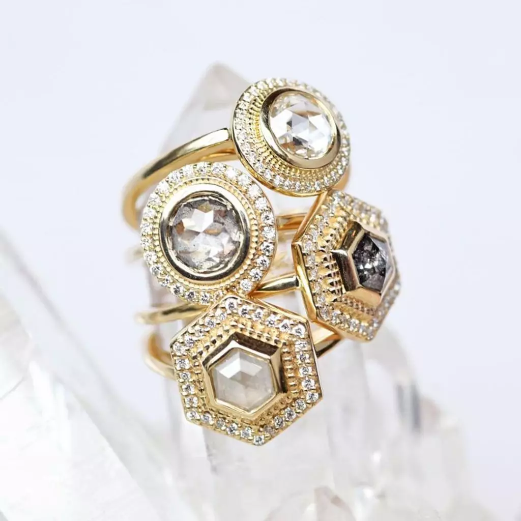Prstenje Valerie Madison s dijamantima od soli i papra, kanadski pavé dijamanti, 14K zlato; foto: ljubaznošću Valerie Madison