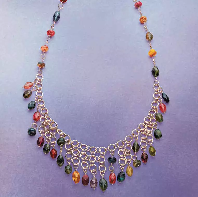 Le projet « Dropping In » de Kylie Jones utilise des anneaux de saut pour créer ce collier en maille de chaîne orné de gouttes de perles de tourmaline à facettes ; photo : Jim Lawson