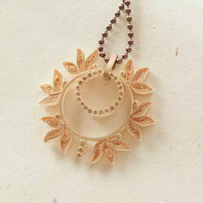 Designer Q & A: Treffen Sie die Schmuckdesignerin Ann Martin, Autorin von The Art of Quilled Paper Jewelry