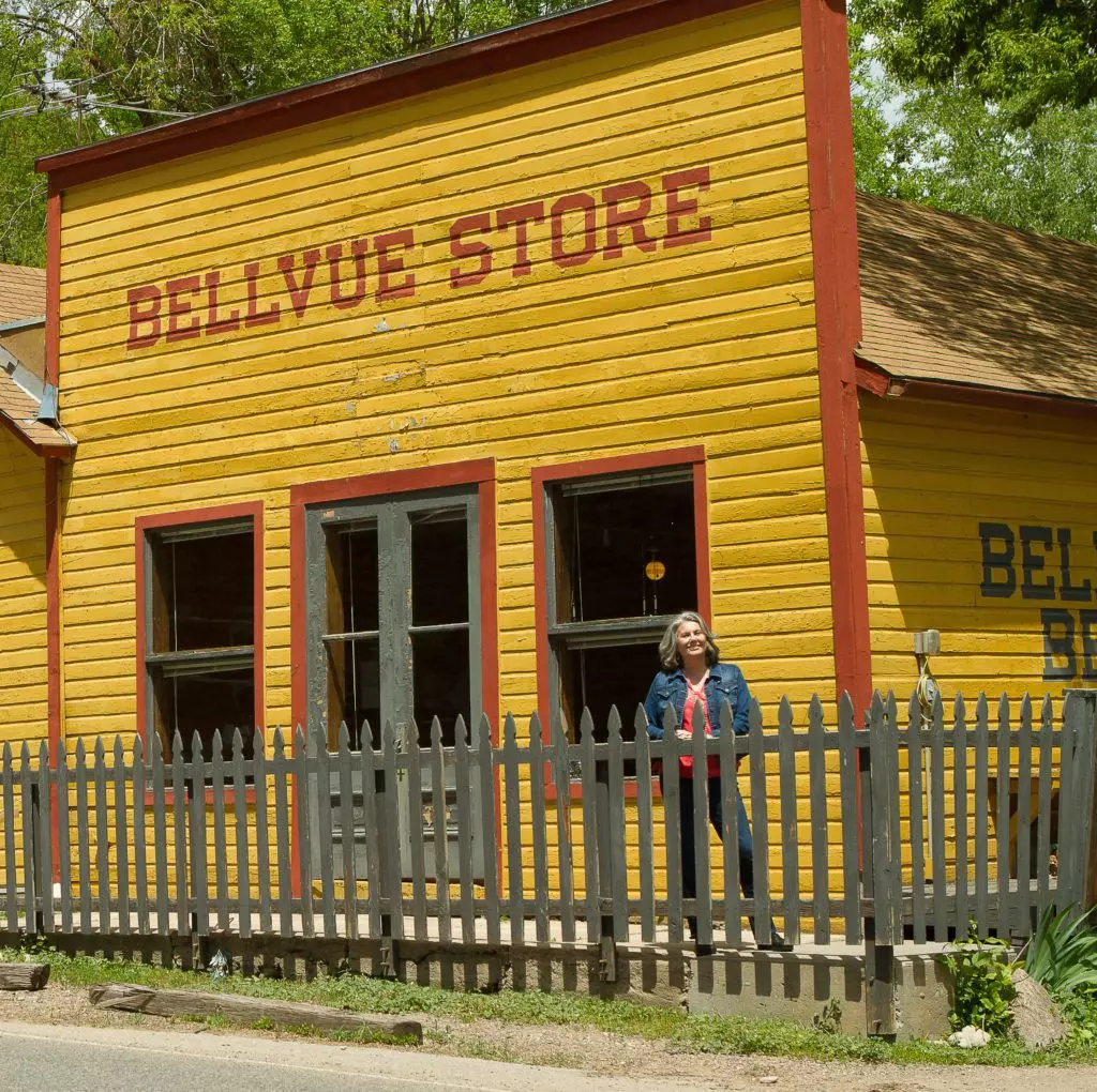 Jill Mackay sa labas ng kanyang studio sa Bellvue, Colorado. Larawan sa kagandahang-loob ng artist.