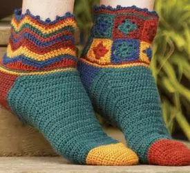 Mtundu wa crochet wa Beaux Jestes Socks ukhoza kupezeka muulele Momwe Mungagwiritsire ntchito Crochet Slippers ndi Masokisi eBook kuchokera ku Interweave. Dinani apa kuti mupeze eBook.