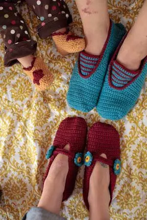 Banja la Slippers crochet pattern yolembedwa ndi Linda Permann ili ndi chitsanzo cha aliyense m'banja lanu.