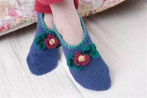 Sarah Read မှ Comfort Slippers သည် ဇာထိုးတစ်ခုတည်းဖြင့် အလုပ်လုပ်ပြီး ကျွန်ုပ်တို့၏ အခမဲ့ဇာထိုးဖိနပ်နှင့် ခြေအိတ် Patterns eBook တွင် ရှာတွေ့နိုင်ပါသည်။