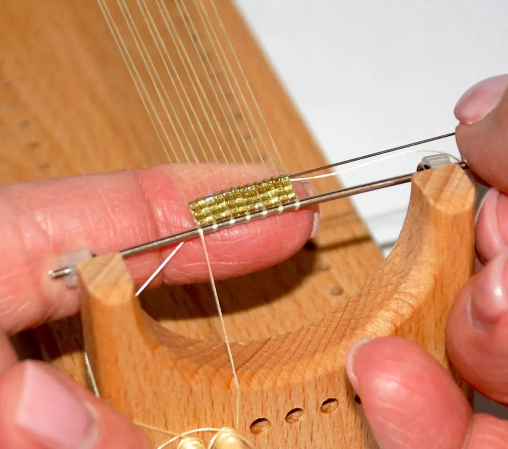 Beading Loom, senpaga perlteksadprojekto de Tammy Honaman. Paŝo 3