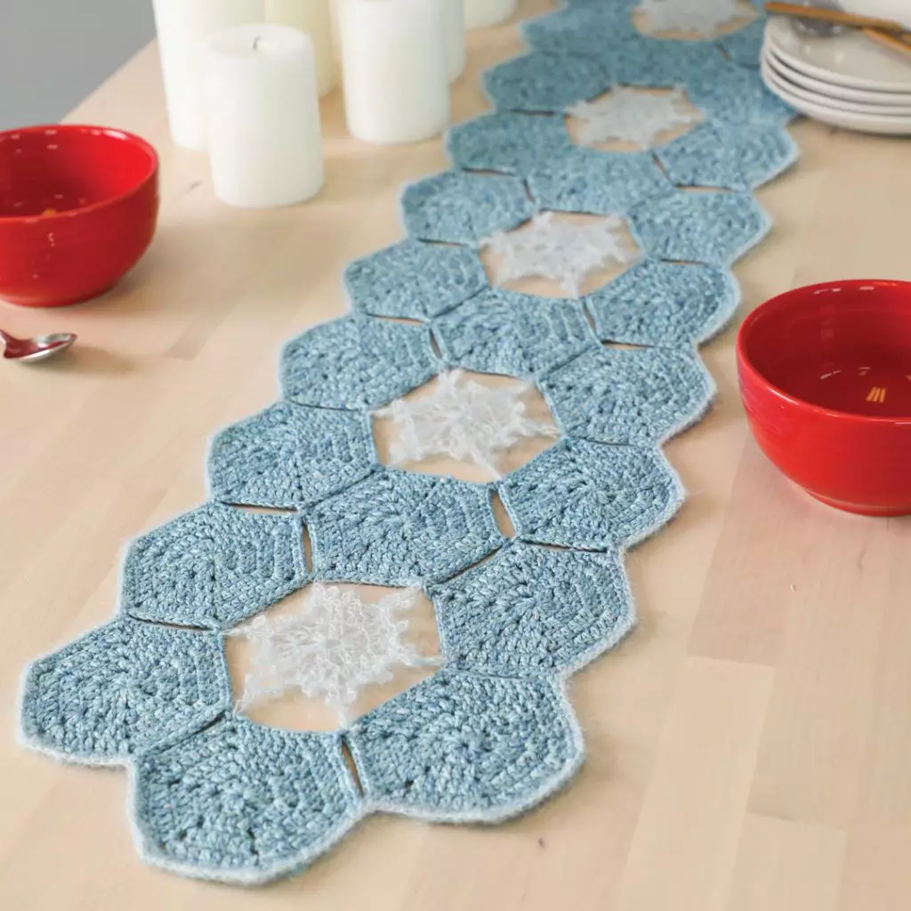 Pakkas crocheted snowflakes méja runner Poto ku Molly Stevenson.