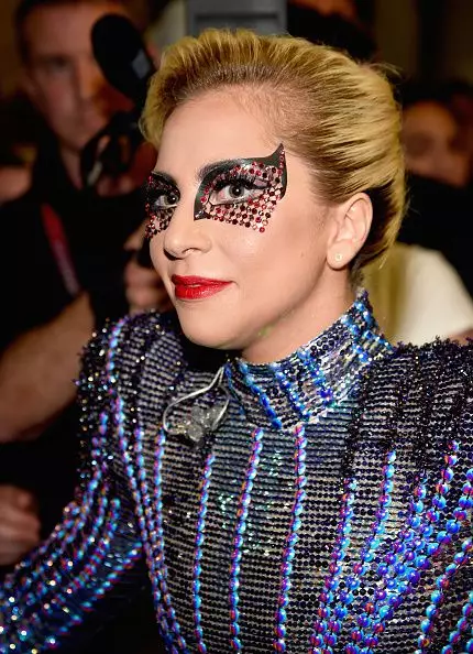 Olórin Lady Gaga ṣe lori ipele ni Super Bowl LI Halftime Show pẹlu ilẹkẹ ati akojọpọ iṣẹṣọ