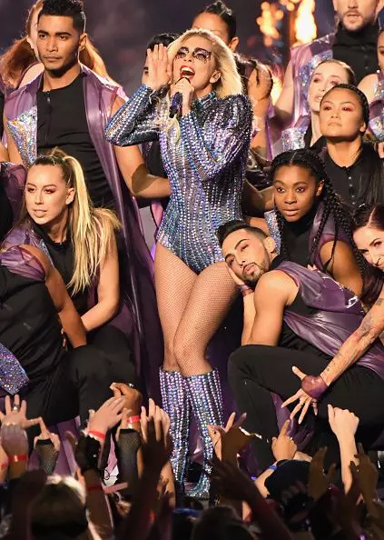 Olorin Lady Gaga ṣe lori ipele ni Super Bowl LI Halftime Show pẹlu ilẹkẹ ati akojọpọ iṣẹṣọ.